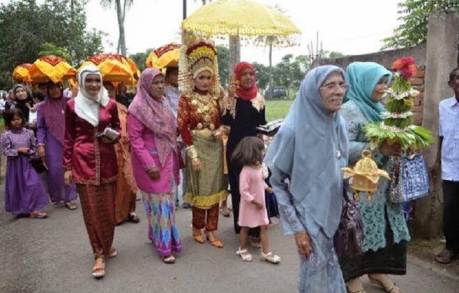 Mengenal Budaya Tueng Dara Baro (Penerimaan Pengantin Perempuan) Dalam ...