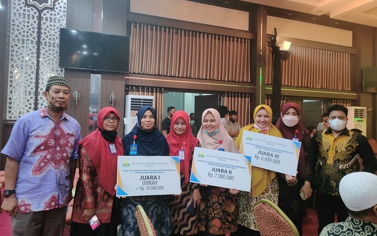 Alumni Ilmu Perpustakaan UIN Ar-Raniry Raih Hadiah Umrah - Nukilan