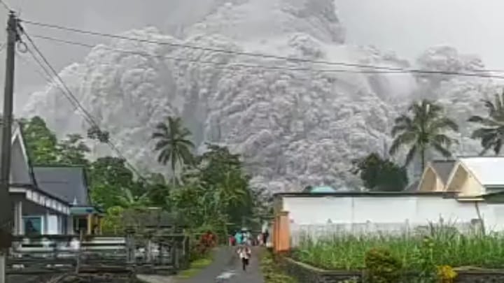 Gunung Semeru Jawa Timur Meletus - Nukilan