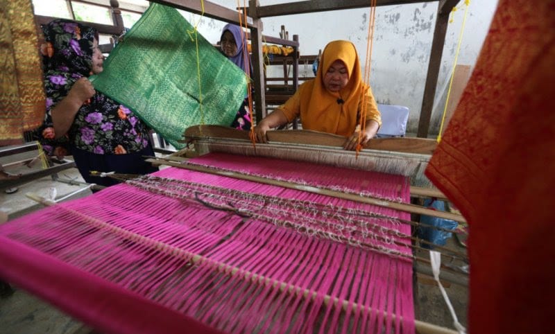 Usaha Kerajinan Songket di Aceh Kembali Bangkit - Nukilan