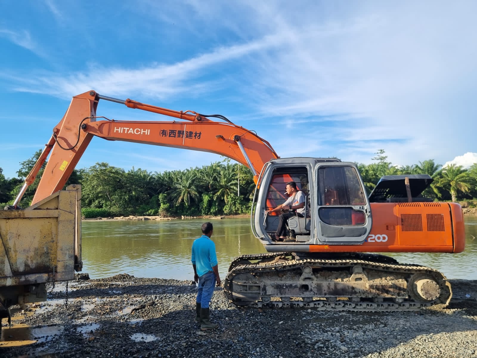 Personel Ditreskrimsus Polda Aceh Hentikan Aktivitas Tambang Ilegal di Aceh Barat - Nukilan