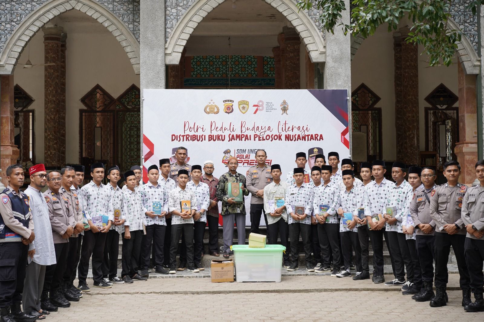 Ratusan Buku dan Kitab untuk Dayah Darul Ihsan Abu Krueng Kalee - Nukilan