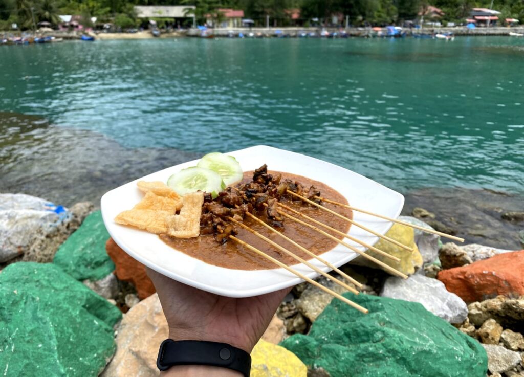 Sate Lolak, Kuliner Khas Pantai Lhok Rukam yang Memikat Wisatawan - Nukilan