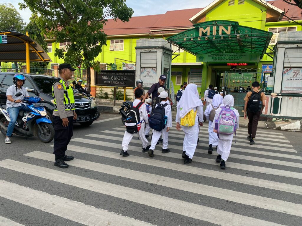 Sejarah Zebra Cross: Dari Biru-Kuning Hingga Hitam-Putih - Nukilan
