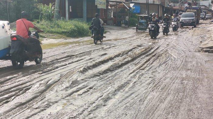 Hujan Deras Sebabkan Jalan Nasional di Aceh Tenggara Berlumpur dan Licin - Nukilan