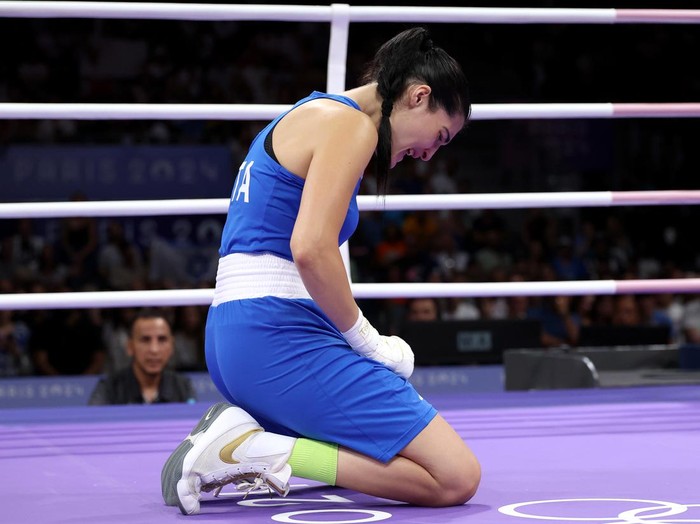 Angela Carini Menangis Setelah Kalah dari Imane Khelif di Olimpiade ...