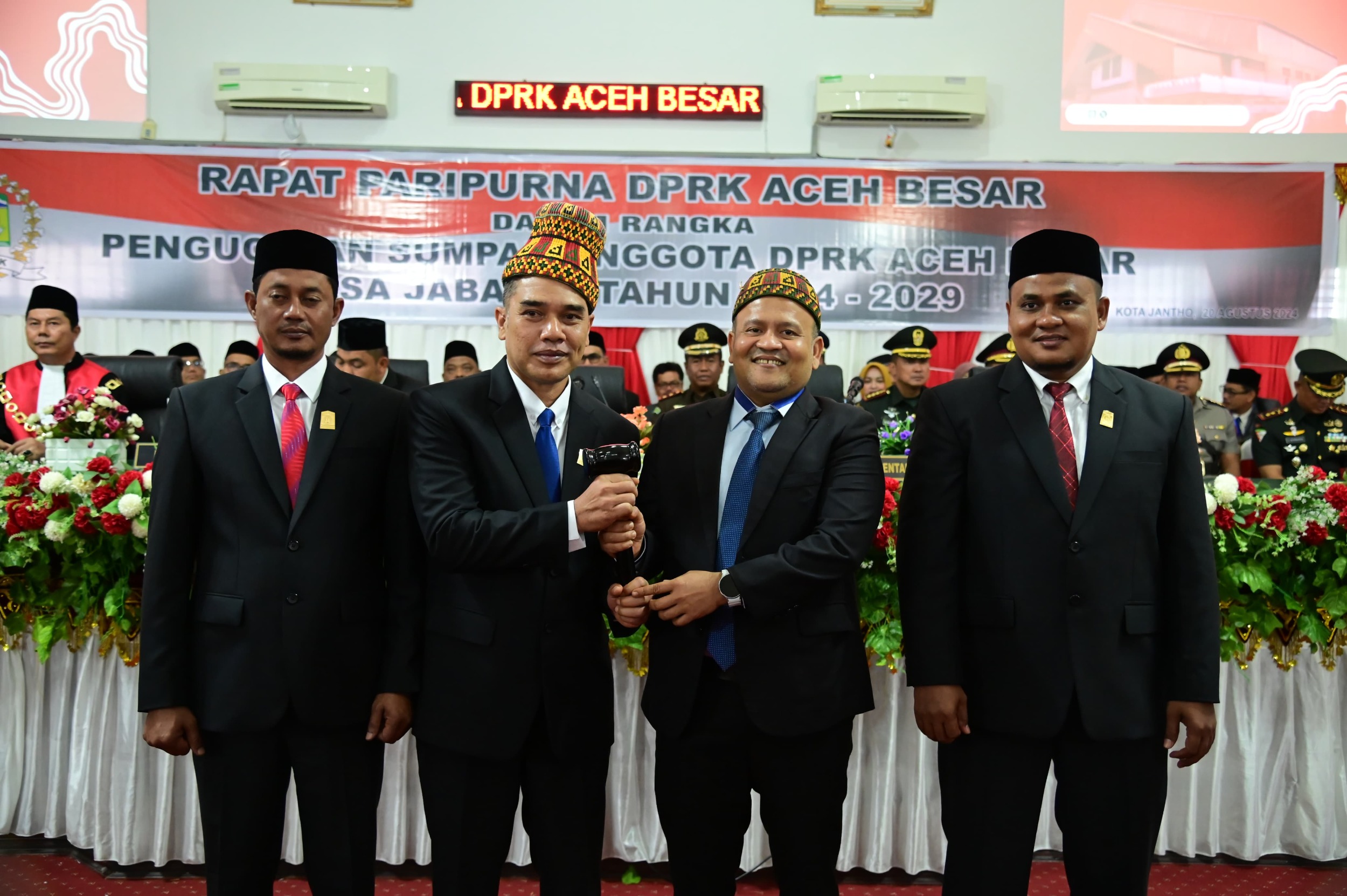 40 Anggota DPRK Aceh Besar Dilantik, PAN dan PA Pimpin Sementara - Nukilan