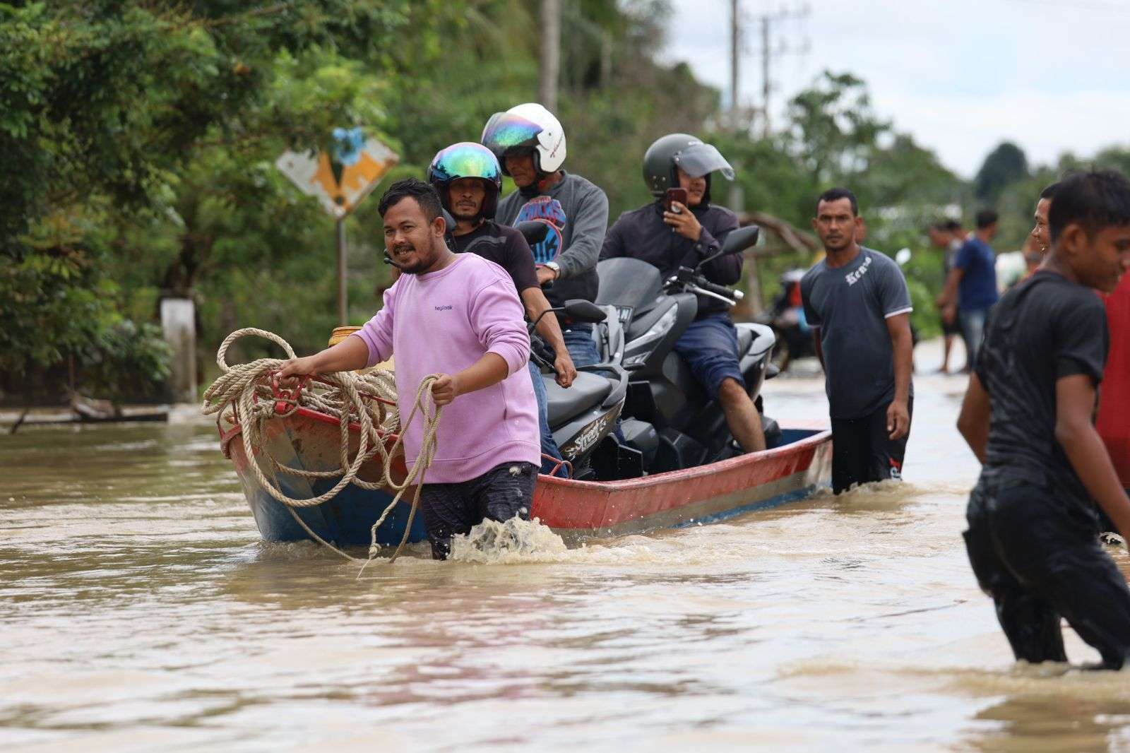 Banjir Terjang Aceh, Akses Jalan Lintas Sumatera Terputus - Nukilan