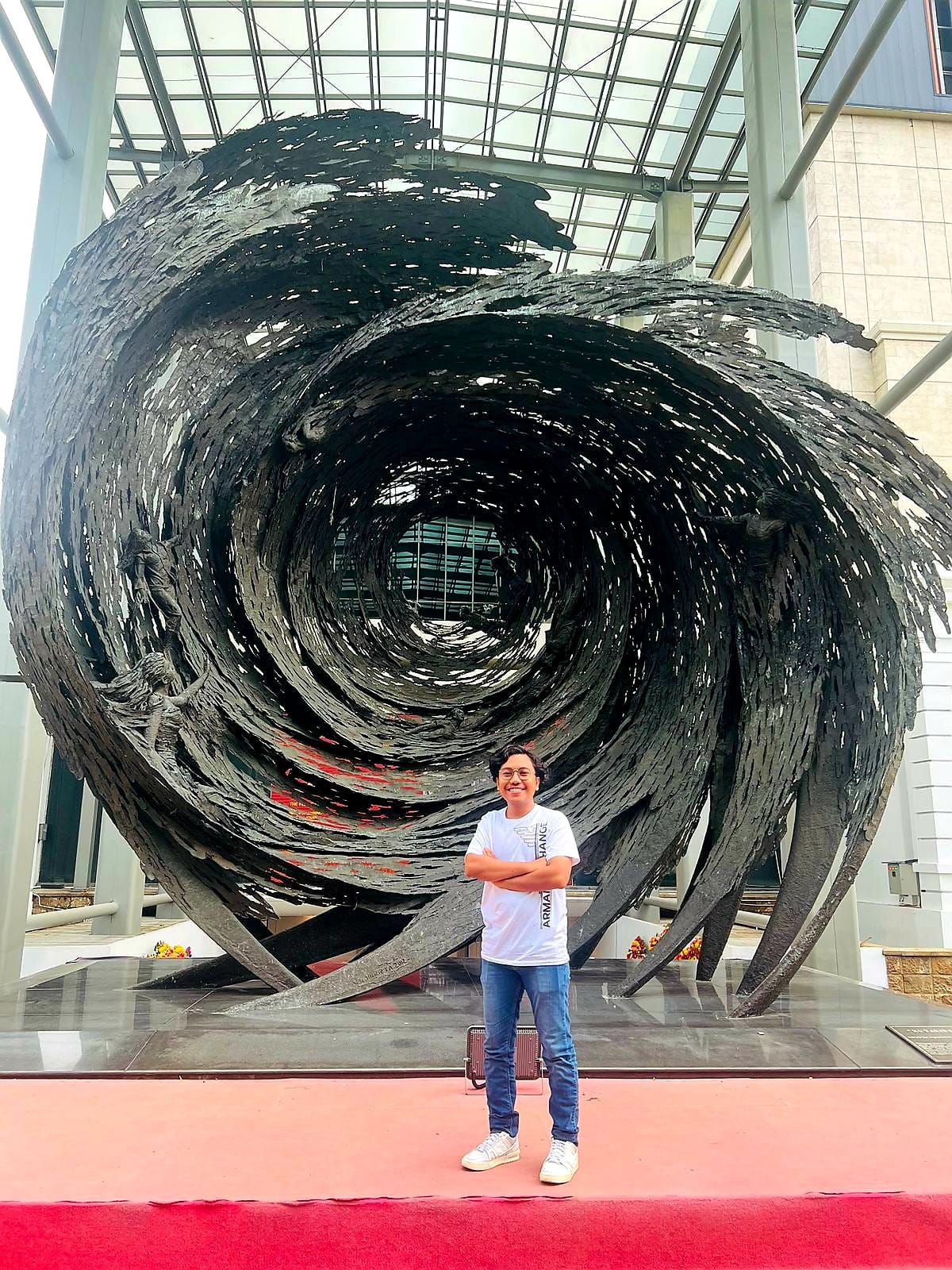 Patung 'Ku Yakin Sampai di Sana' Halaman Museum Nasional: Simbol Arus ...