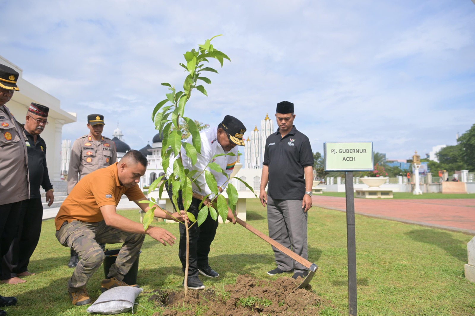 Aceh Targetkan Penanaman 3 Juta Pohon Melalui Program Tahiroe Aceh - Nukilan