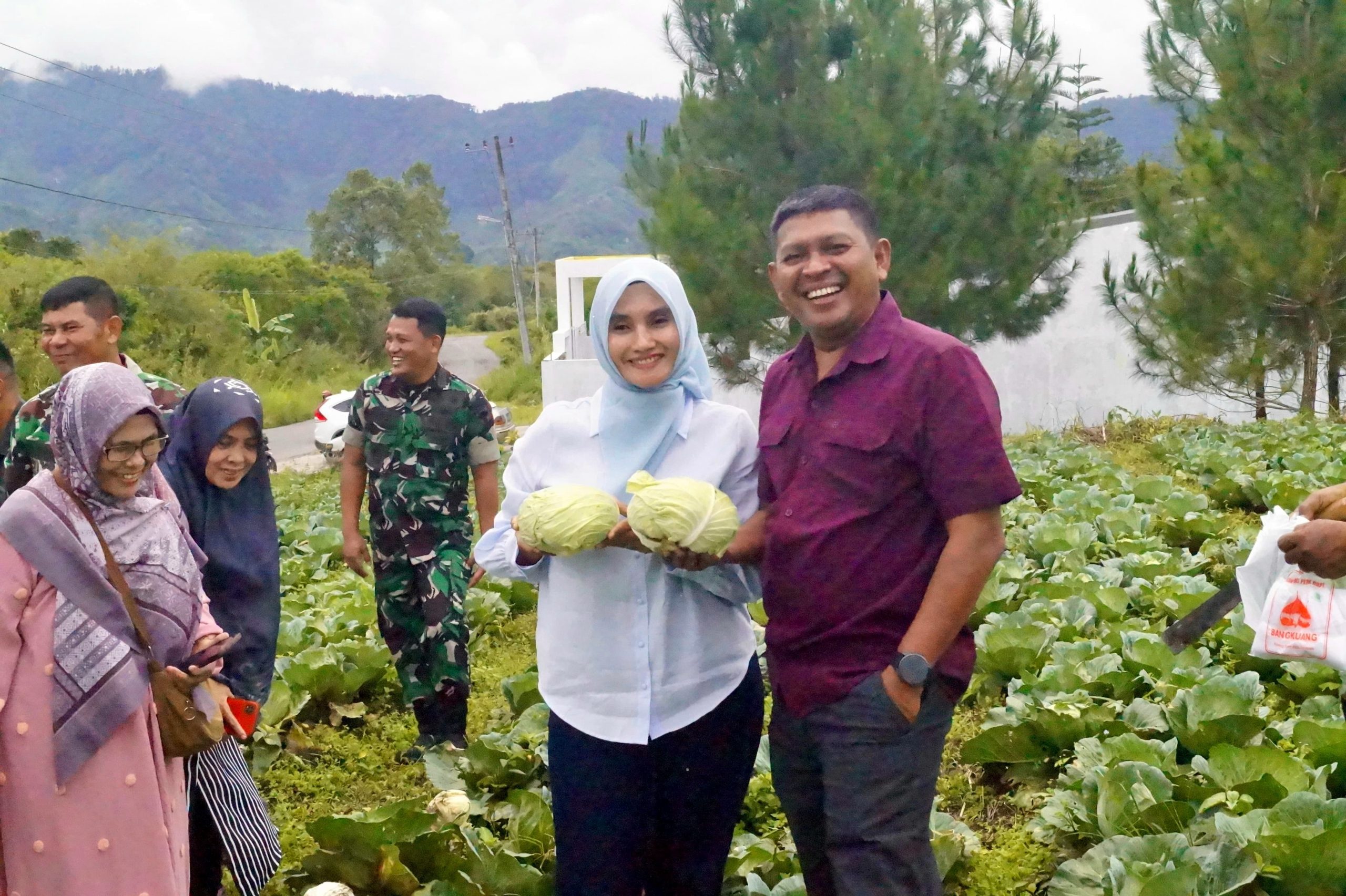 Danrem Lilawangsa dan Istri Panen Palawija di Kota Dingin Bener Meriah - Nukilan