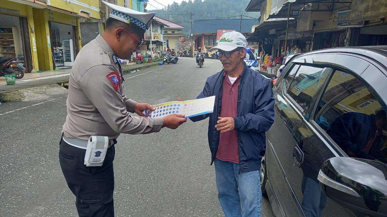 Nataru Aman, Polres Aceh Tengah Edukasi Pengguna Jalan - Nukilan