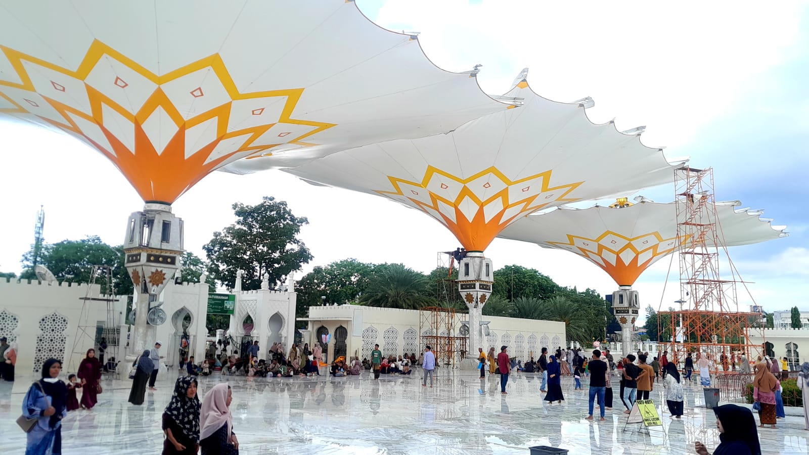 Pengunjung Antusias Kunjungi Masjid Raya Baiturrahman Meski Cuaca Hujan, Ingin Melihat Payung ...