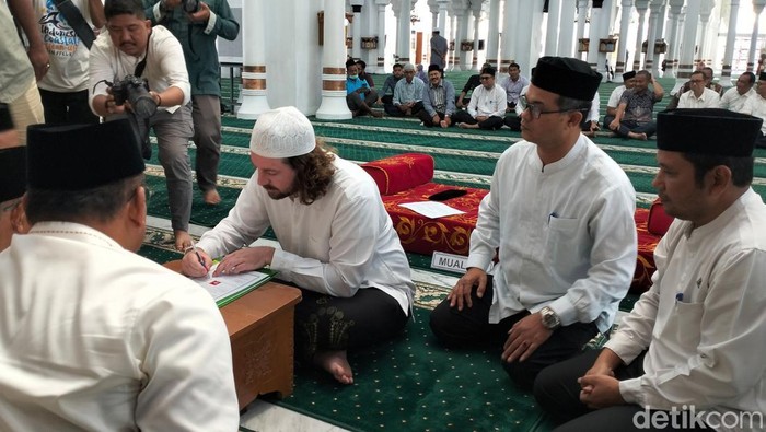 Warga Australia Masuk Islam saat Berkunjung ke Aceh - Nukilan