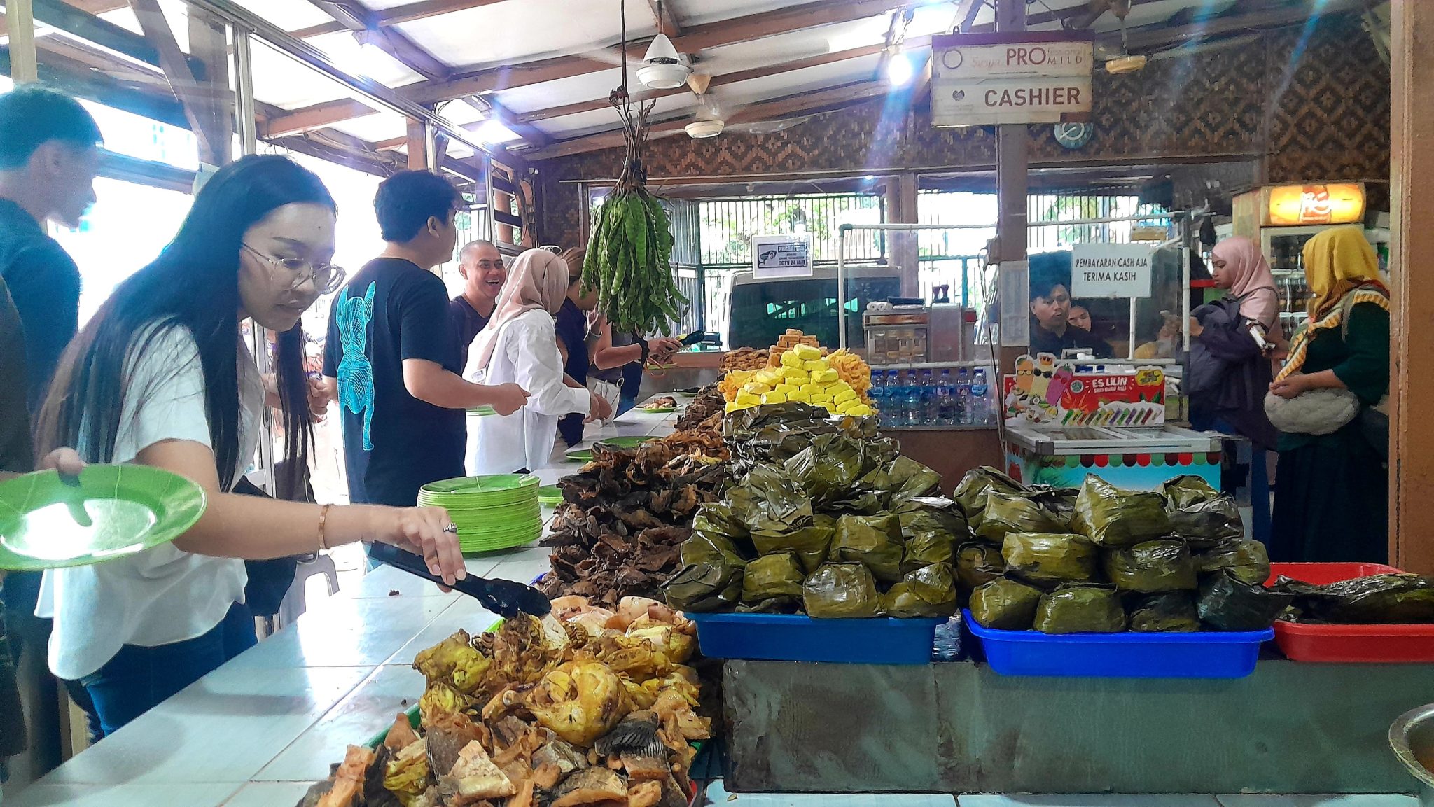 RM Ampera 2 Tak: Sajian Sunda yang Tak Pernah Sepi Pengunjung - Nukilan