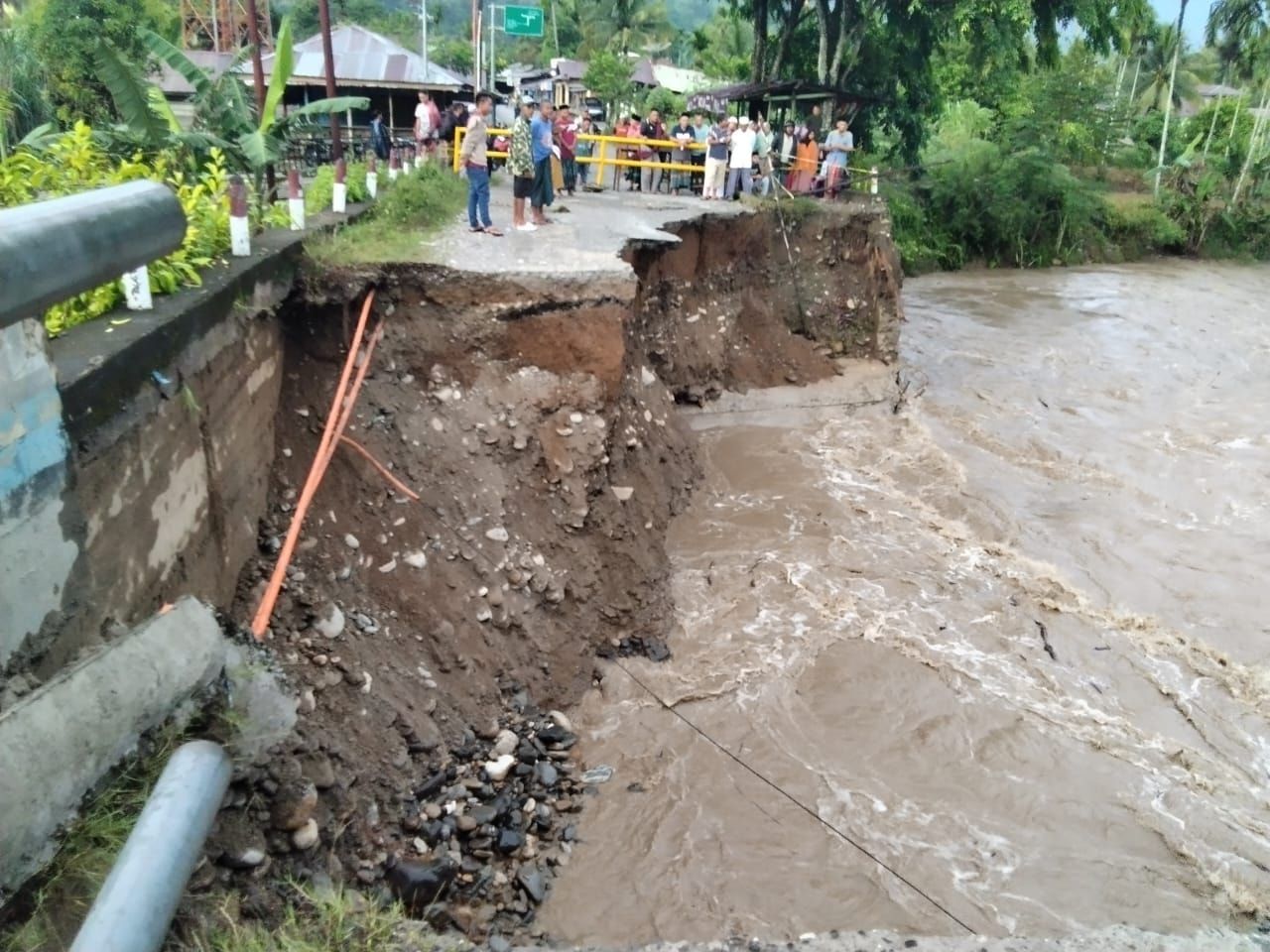 Oprit Jembatan Natam Aceh Tenggara Putus Dihantam Derasnya Sungai Lawe ...